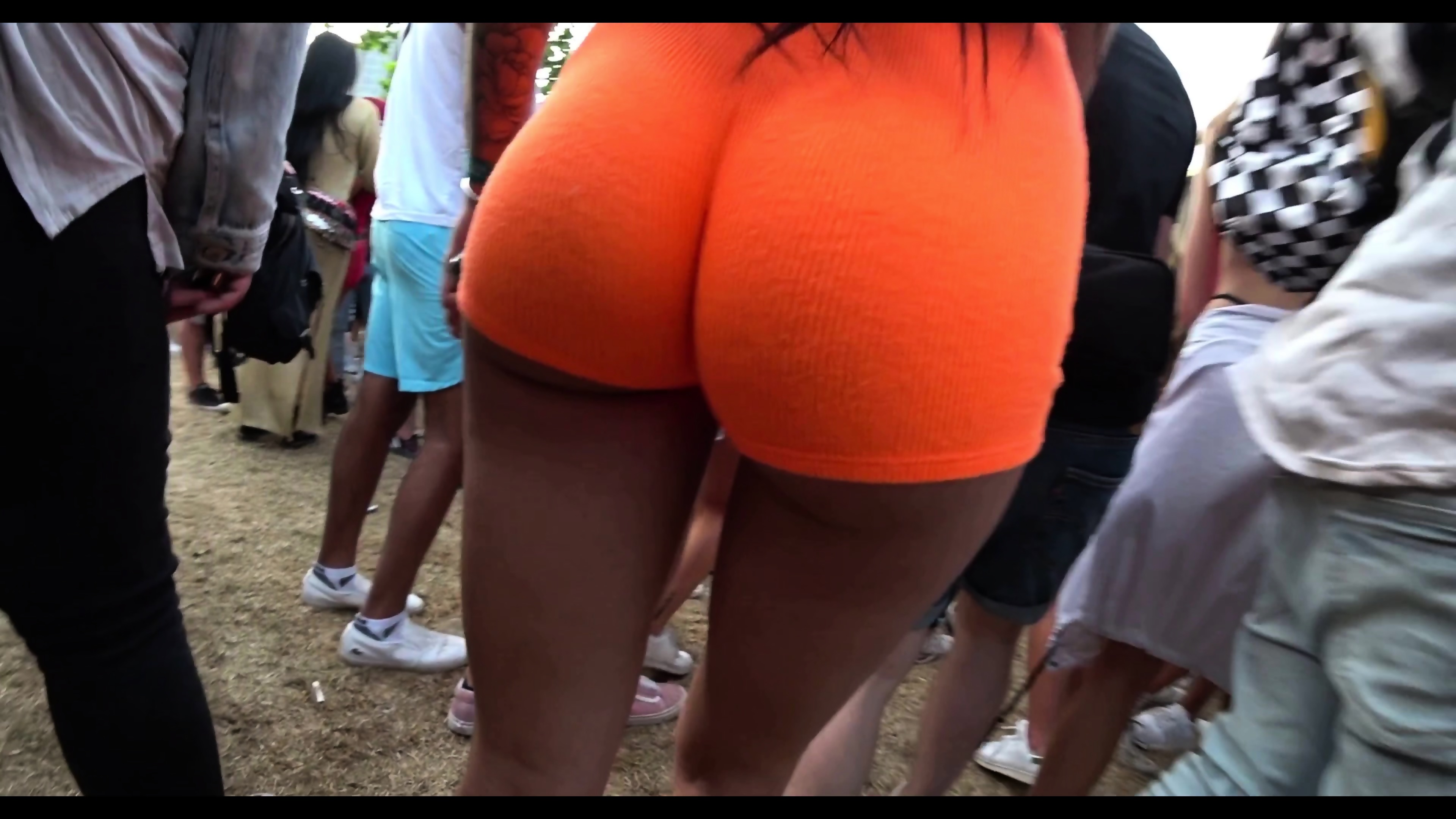 Rave Girl In Shorts Cameltoe Eporner