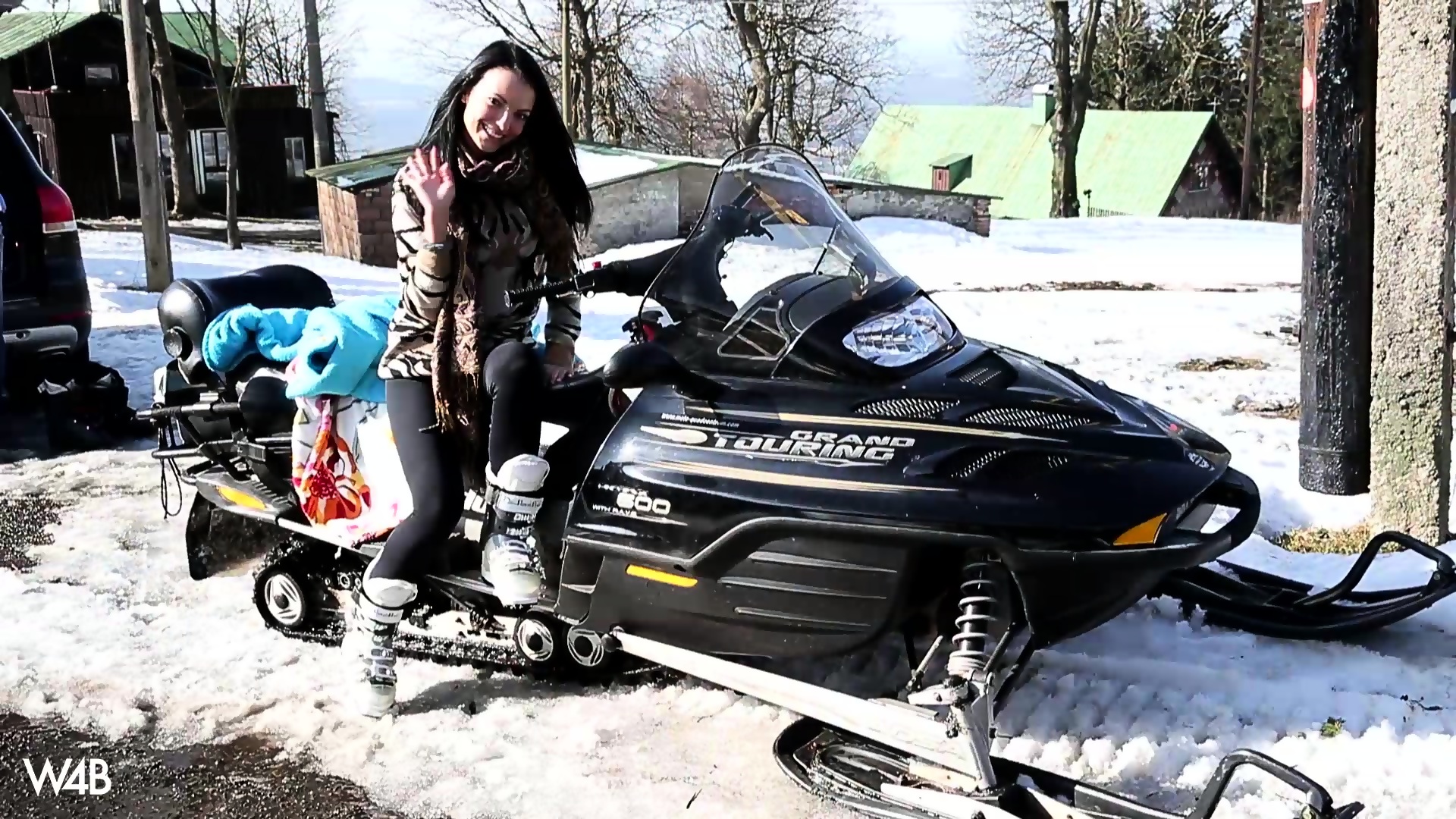 Woman Piss In Snow Eporner