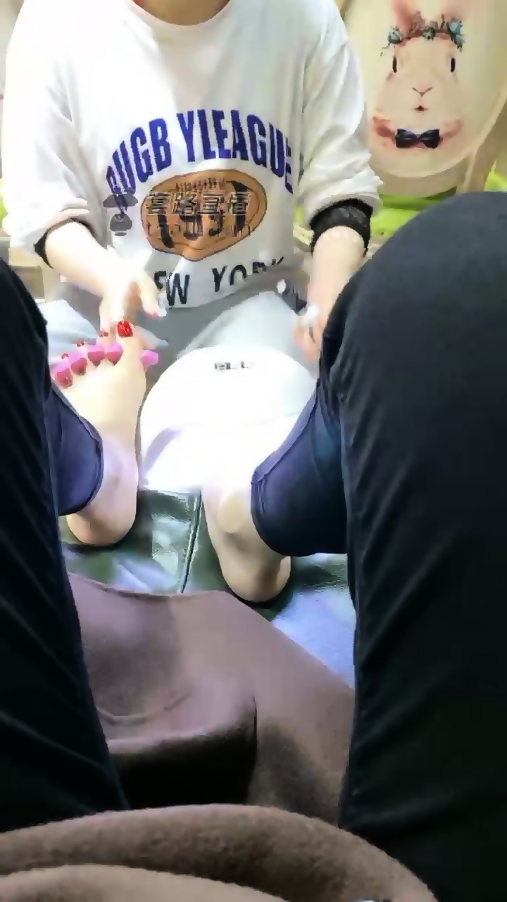 Xiaoyue Xiaoyue Doing Foot Manicure Live Broadcast Eporner