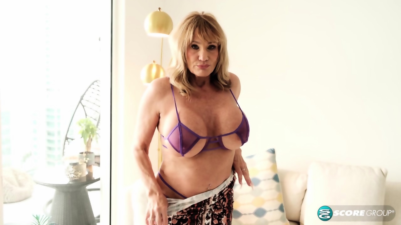 Huge Titted Wife Roxy Royce Puts On A Show Eporner