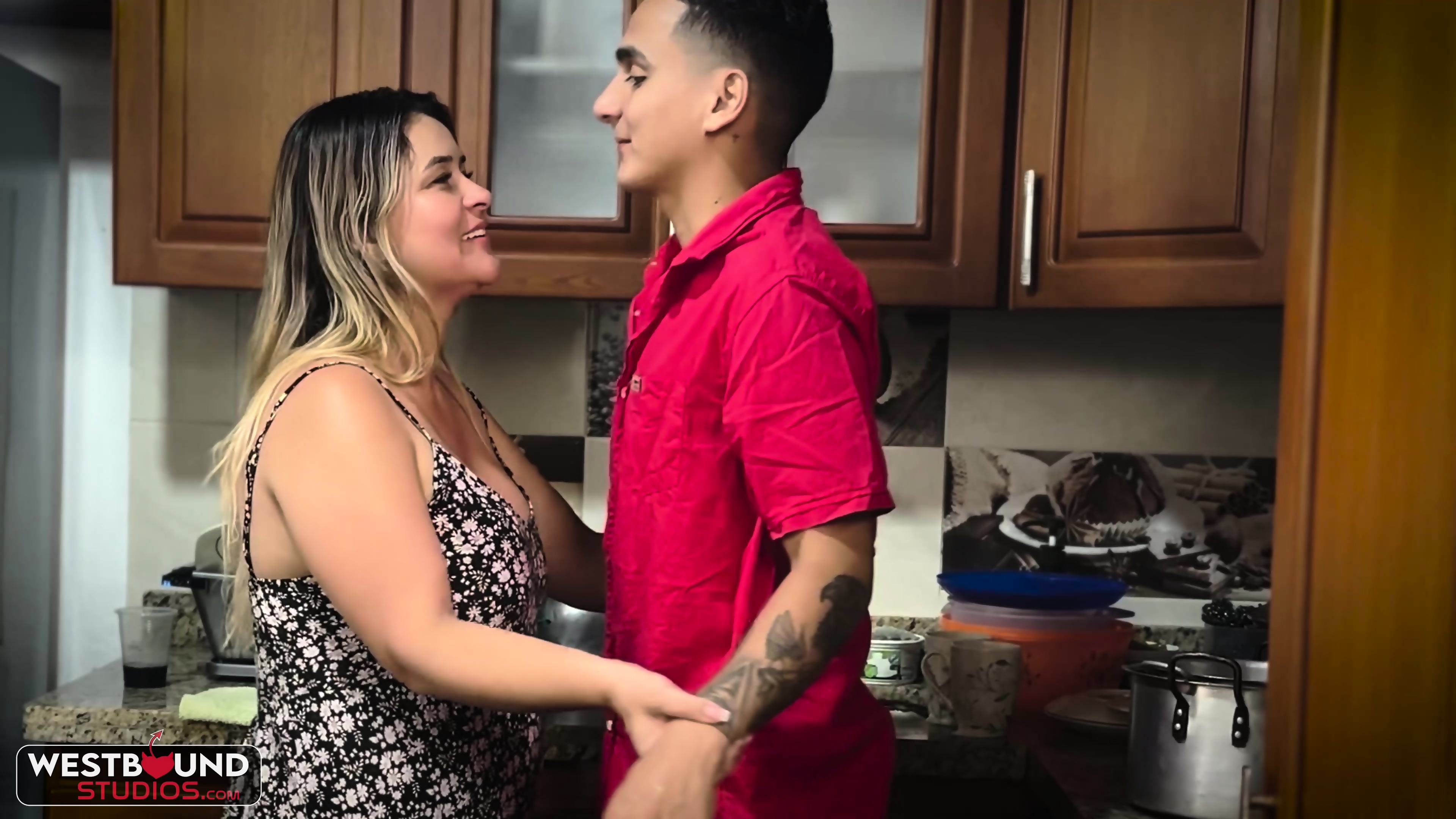 A Milf Cachonda Valentina Tejada Follada En La Cocina Por El Mejor Amigo De Su Hijo Cachonda
