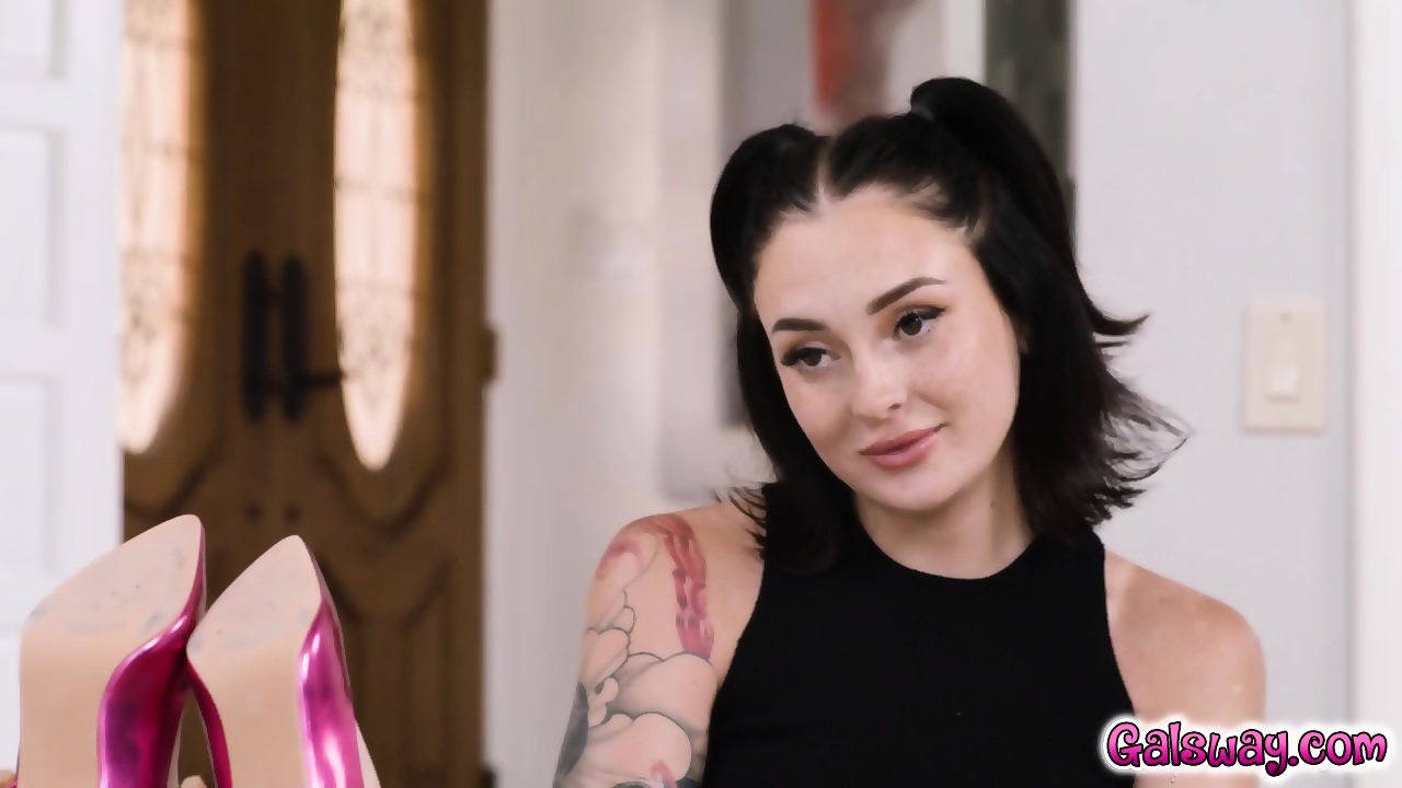 Melody Inivtes Her Girls To Have Threesome Lesbian Sex Eporner