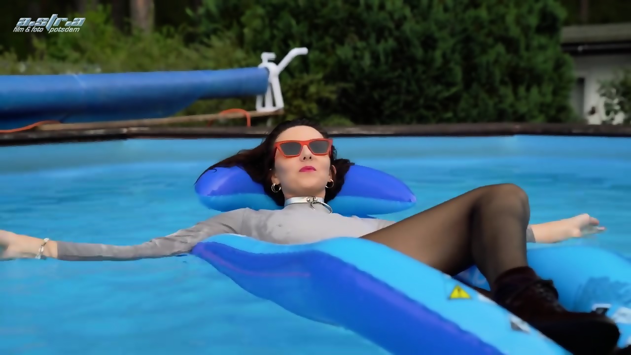 Wetlook Daxsha Badet Im Pool - EPORNER