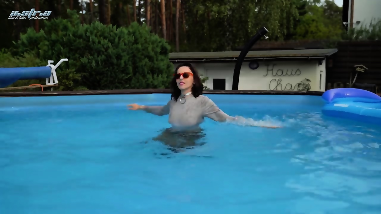 Wetlook Daxsha Badet Im Pool - EPORNER