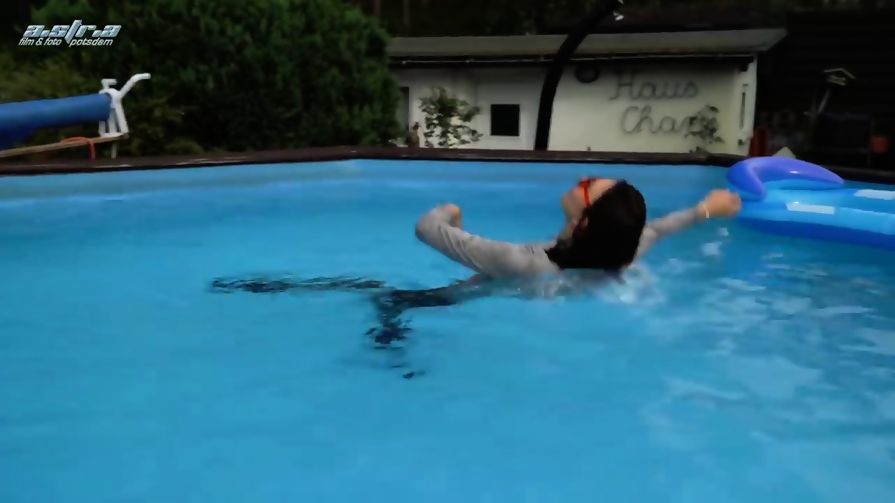 Wetlook Daxsha Badet Im Pool - EPORNER
