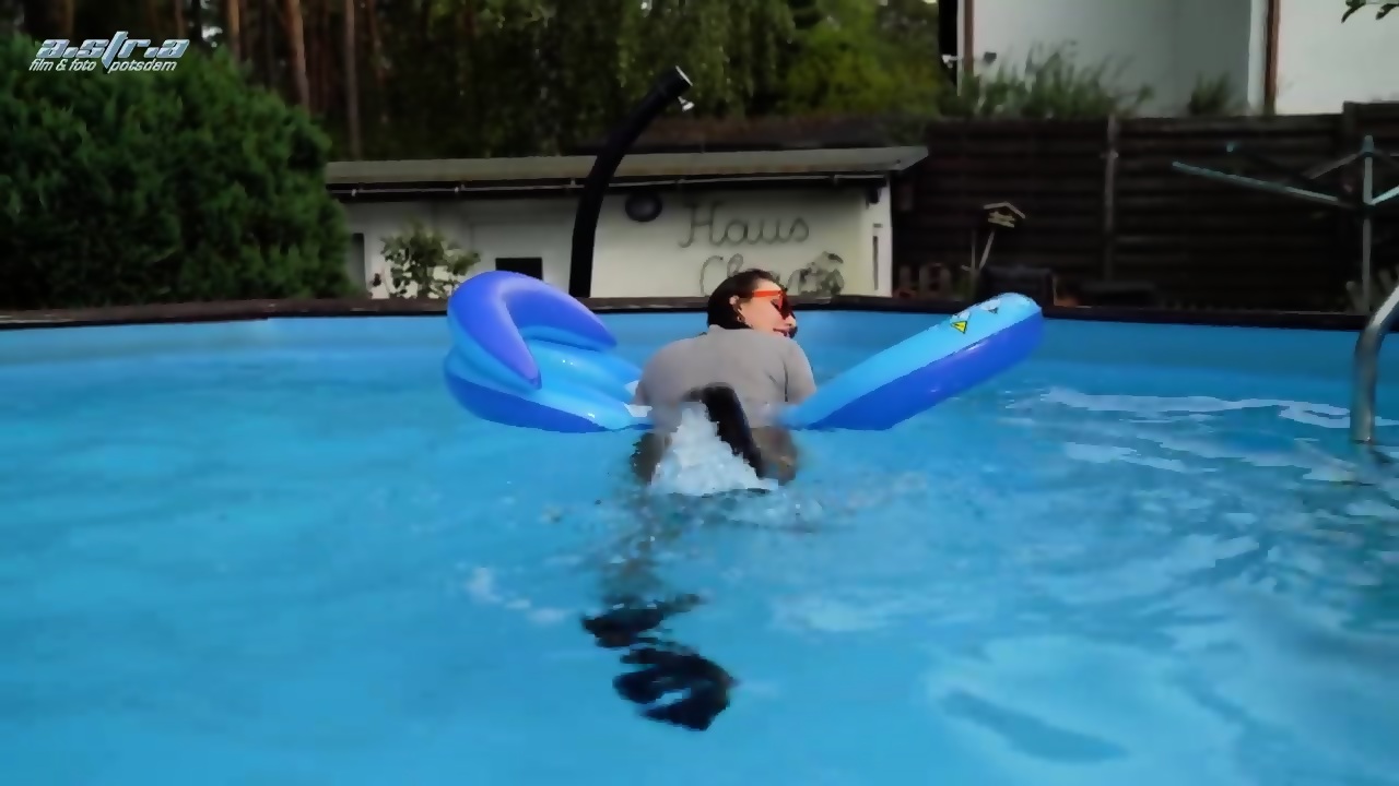 Wetlook Daxsha Badet Im Pool - EPORNER