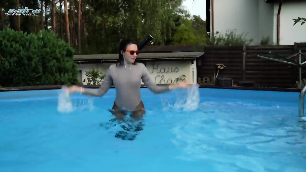 Wetlook Daxsha Badet Im Pool - EPORNER