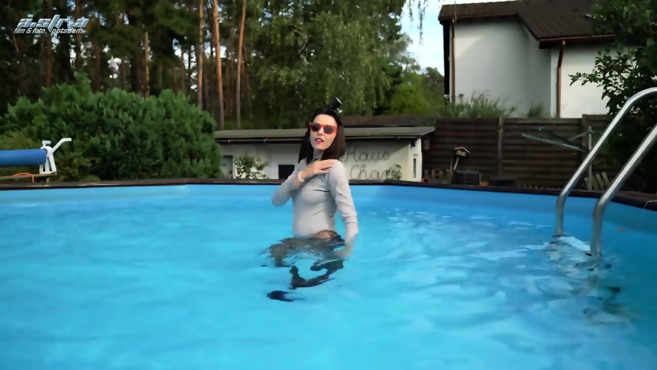 Wetlook Daxsha Badet Im Pool - EPORNER