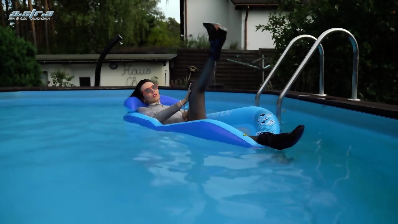 Wetlook Daxsha Badet Im Pool - EPORNER