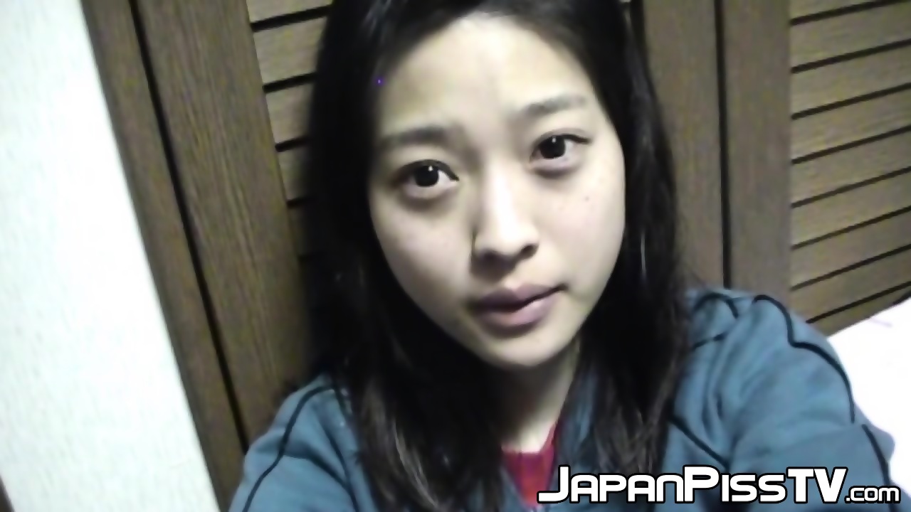 Adorable Japanese Chick Sits On The Toilet And Pees In A Cup Eporner