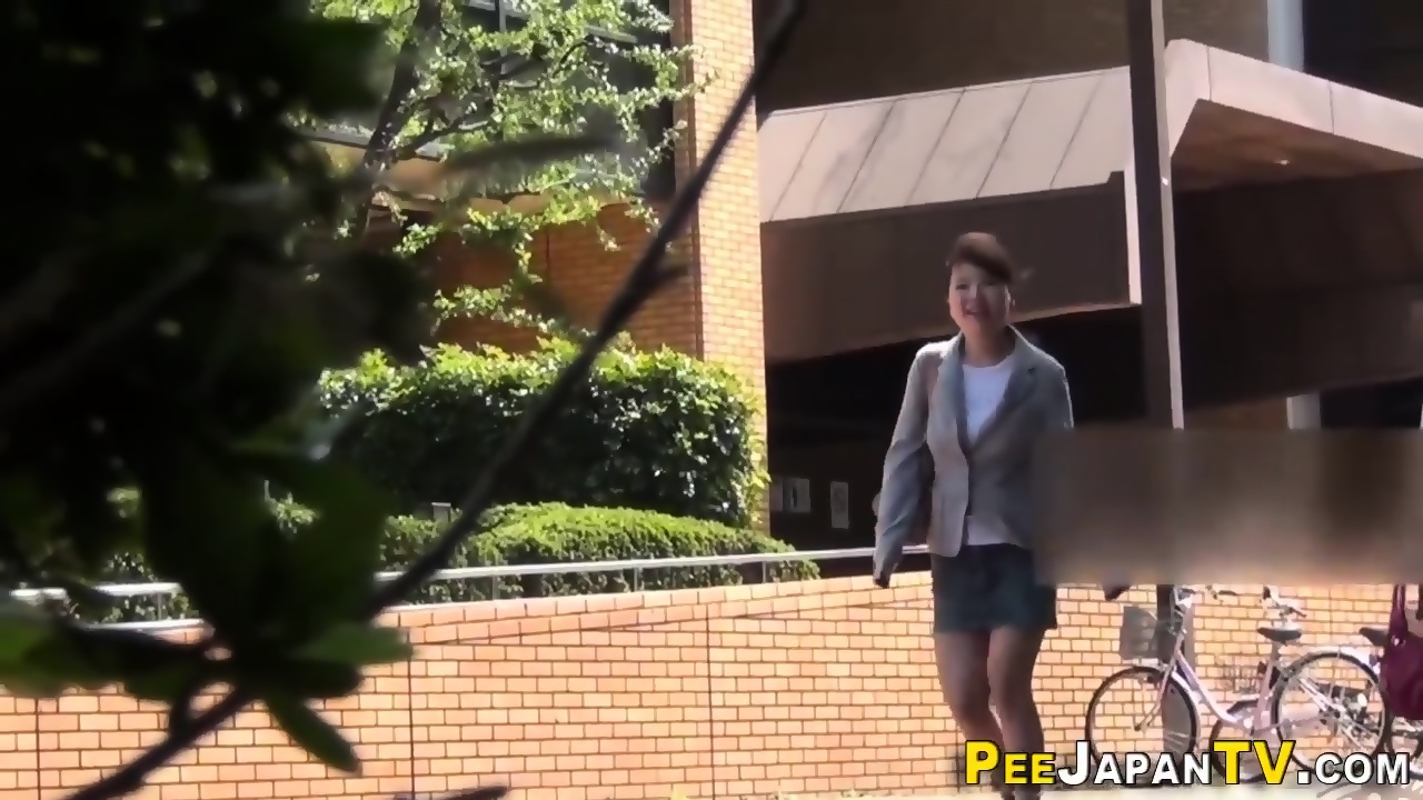 Office Worker Asian Peeing Outdoors Eporner