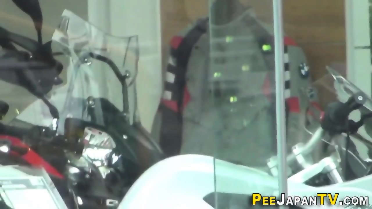 Office Worker Asian Peeing Outdoors Eporner
