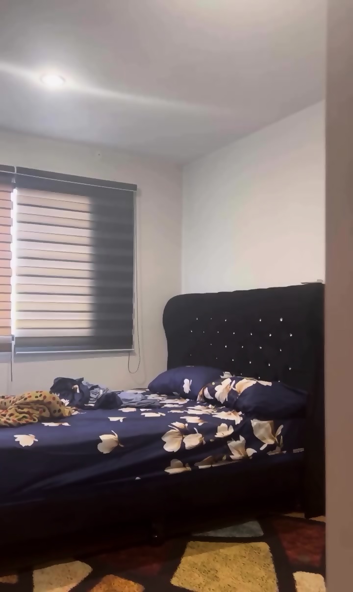 Latina Jugando En Una Cama Eporner