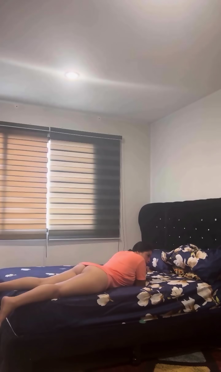Latina Jugando En Una Cama Eporner