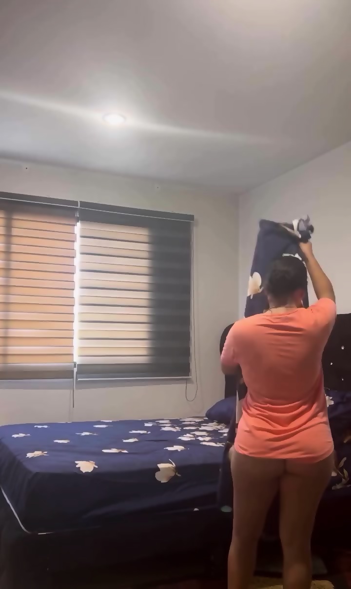 Latina Jugando En Una Cama Eporner
